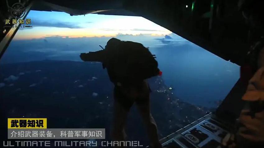 空降兵跳出机舱后打开降落伞