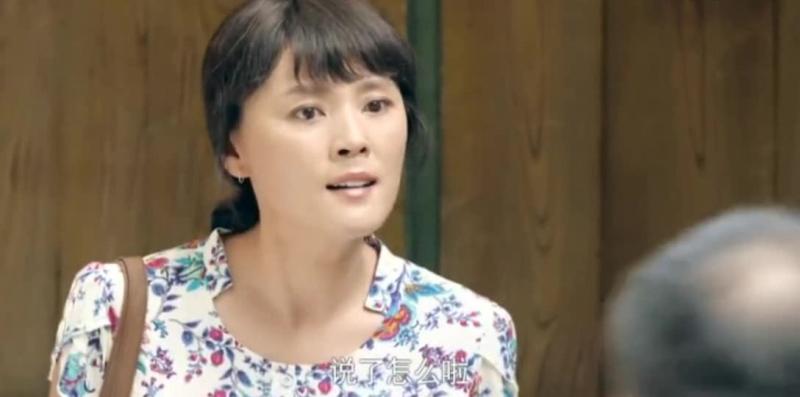 村会计在村主任家门口贴了张纸,主任老婆一看就炸了,差点打起来