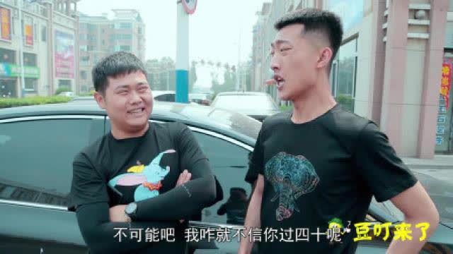 为了还信用卡欠款,没想美女帮小伙想出这样一招,结局太搞笑了