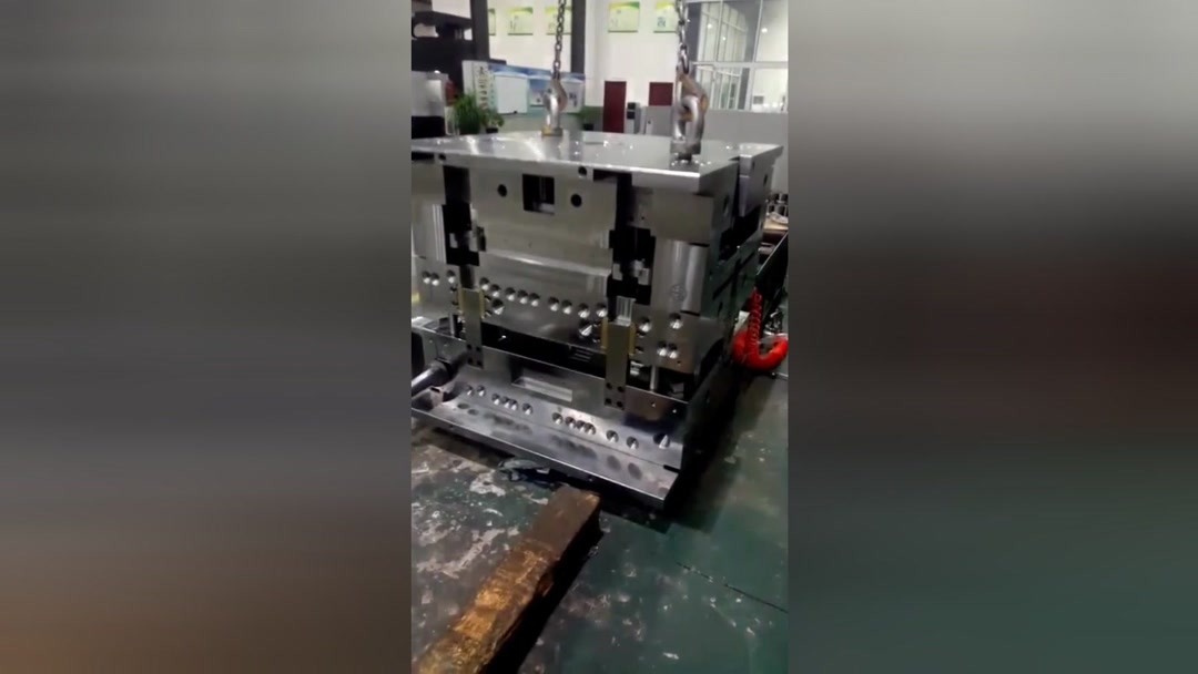 大众汽车模具装配中,单单模架就开价50多万,难怪大众是神车,为国产...