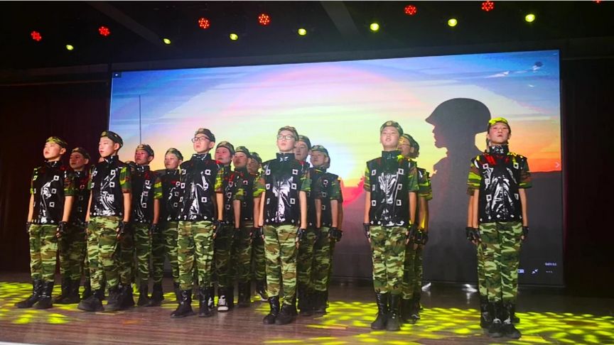 小学生毕业季演出,舞台版队列表演,节目新颖,体育课就是这么上