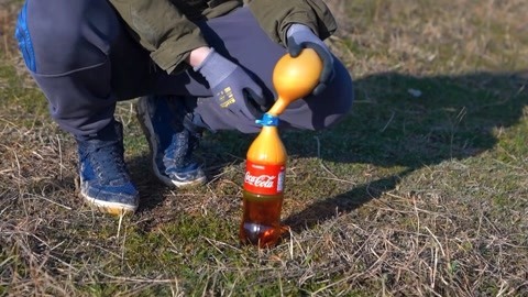 北笙实验室:可乐里面放进曼妥思,这反应太奇妙了