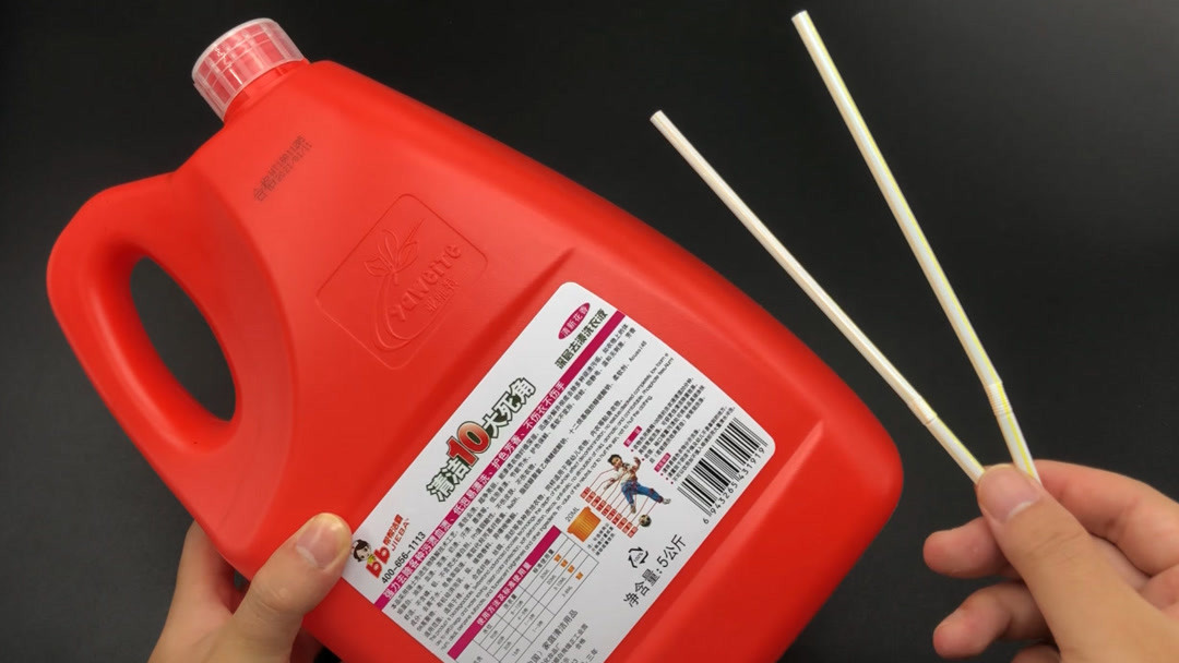 废旧大瓶子上插2根吸管,这个作用厉害了,超市买一个要好几百
