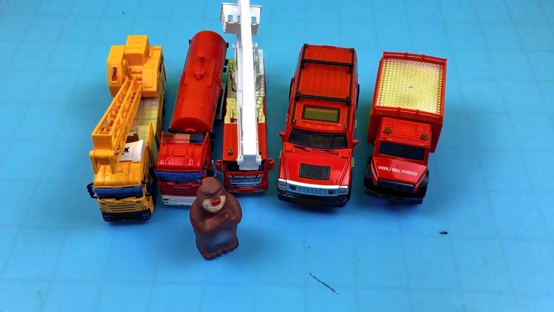 熊出没玩消防车云梯车模型