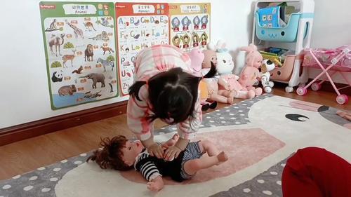 纪宝宝模仿医生看病,6个娃娃全程配合演戏,医学界又多个好苗子