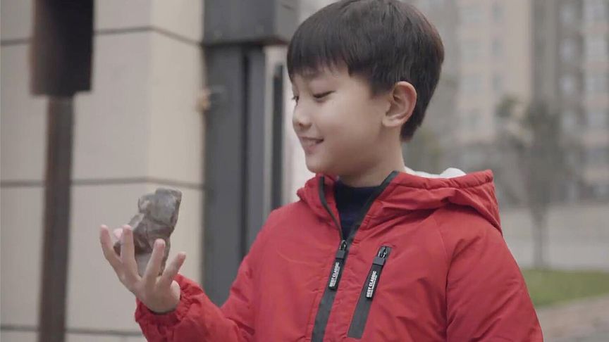 熊孩子肆无忌惮的捣乱,用石头砸人玻璃,原来是有这样的父母