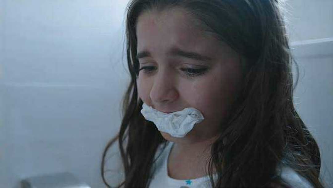 小女孩因身体有缺陷,总是偷偷躲在厕所里,卫生纸塞进嘴巴