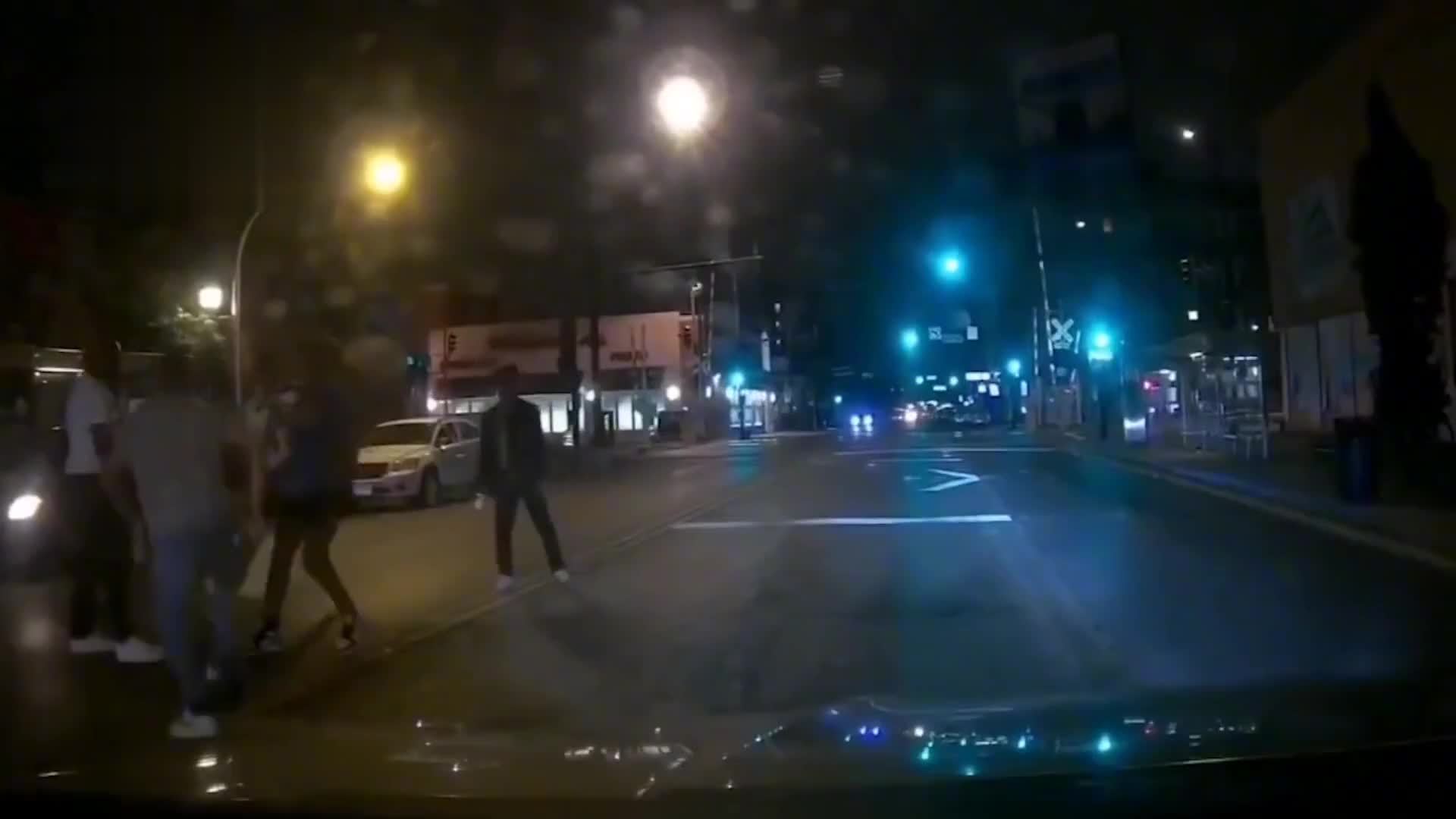 两伙人街头斗殴,突然一辆轿车冲进人群,简直太可怕了#道路千万条安全...