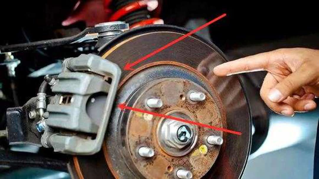 如何判断汽车刹车片需要更换?当你踩刹车出现这样情况,就需要换