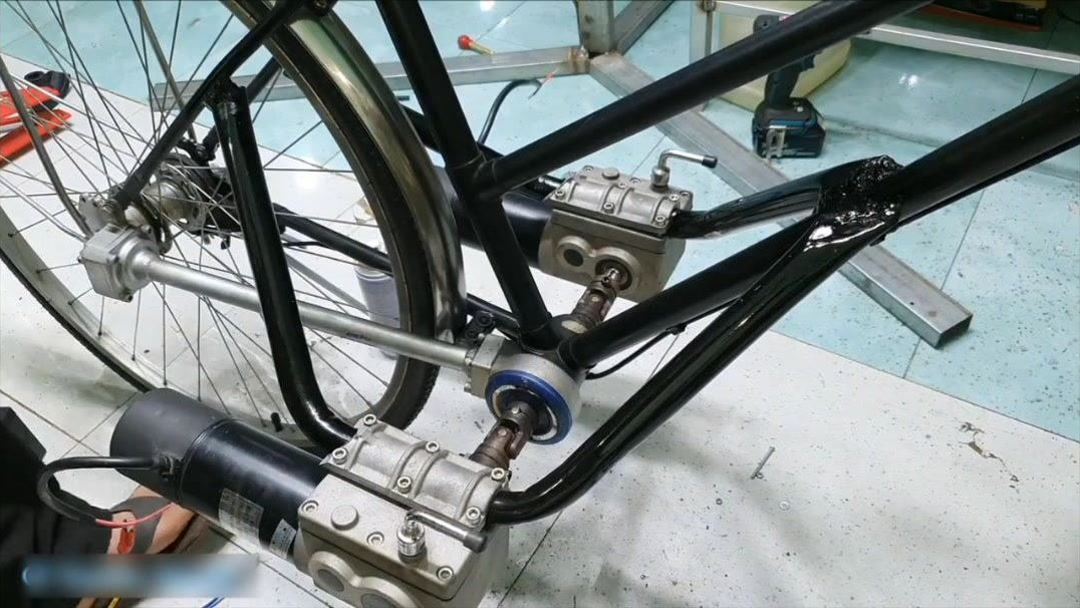 大哥好手艺,自行车改装成电动车,简约不简单,上路试开还挺快