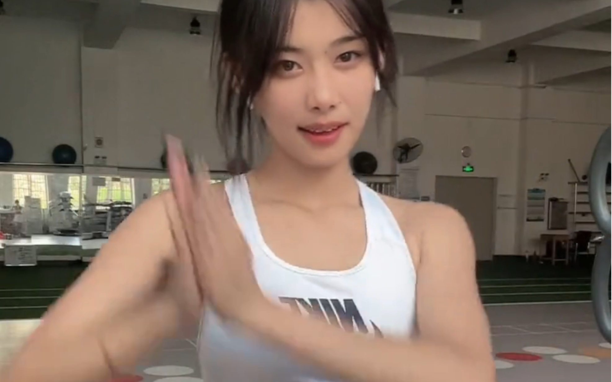 好看的小姐姐世界杯手势舞