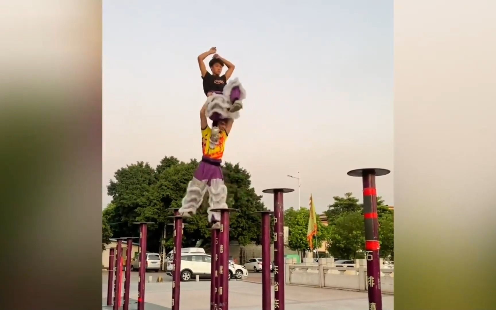 00后男生在2米高桩上练习舞狮:多年对舞狮的热爱没有变