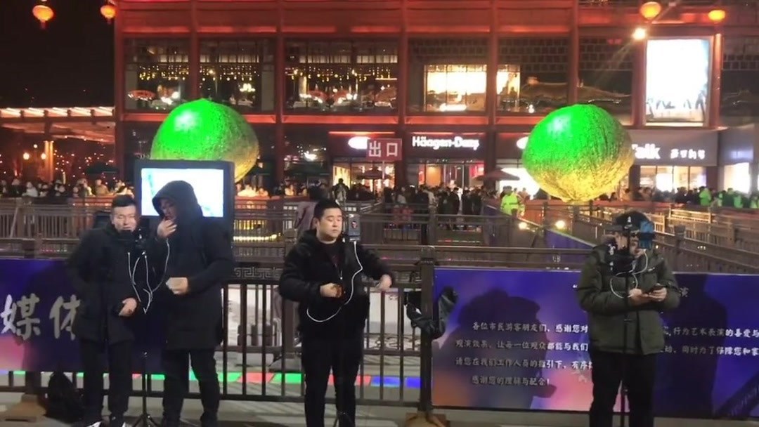 不倒翁狐逗逗小姐姐离职了,不倒翁演出也搬到大雁塔北广场了,出...