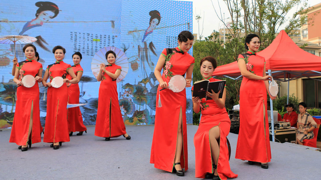 半把油纸伞掩不住容颜:精彩模特旗袍秀——《传承》