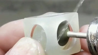 玉石中的圆球原来是师傅打磨的,做玉器不能怕浪费材料,这才能做出精品!