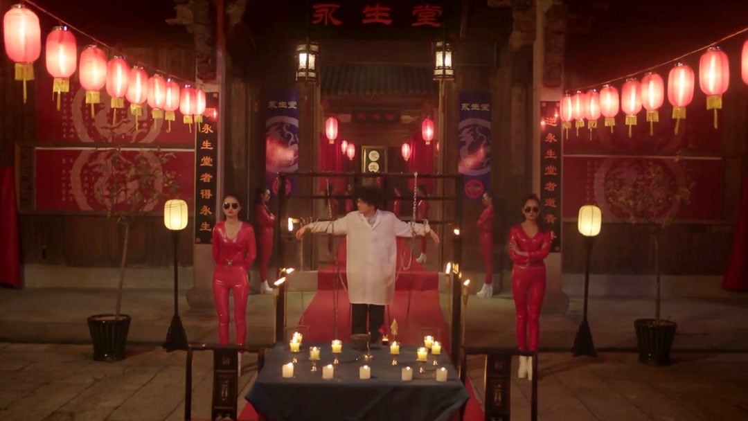 博士被红色紧身衣美女绑架,还被捆绑在柱子上