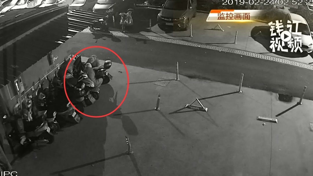 和电动车有仇?杭州一小区门口连丢五辆共享电动车