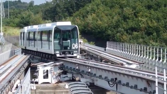 实拍:磁悬浮列车轨道变轨过程