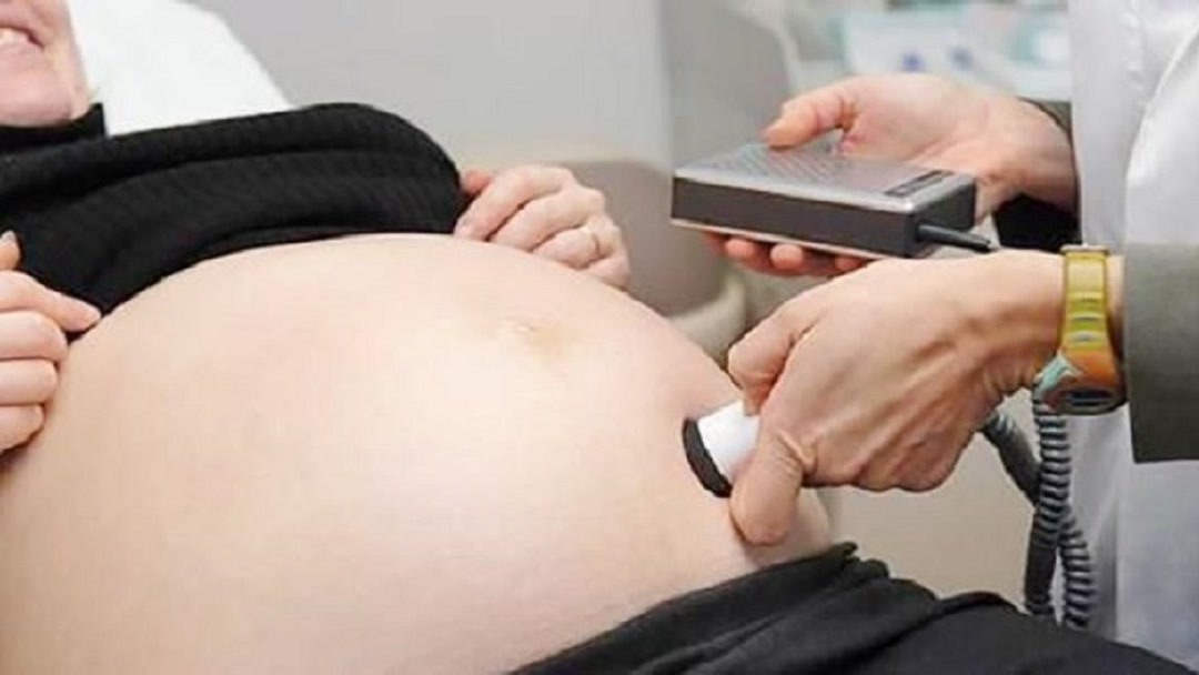 怀孕八个月胎儿却腹中死亡,医生抢救之后,怒骂家人是禽兽