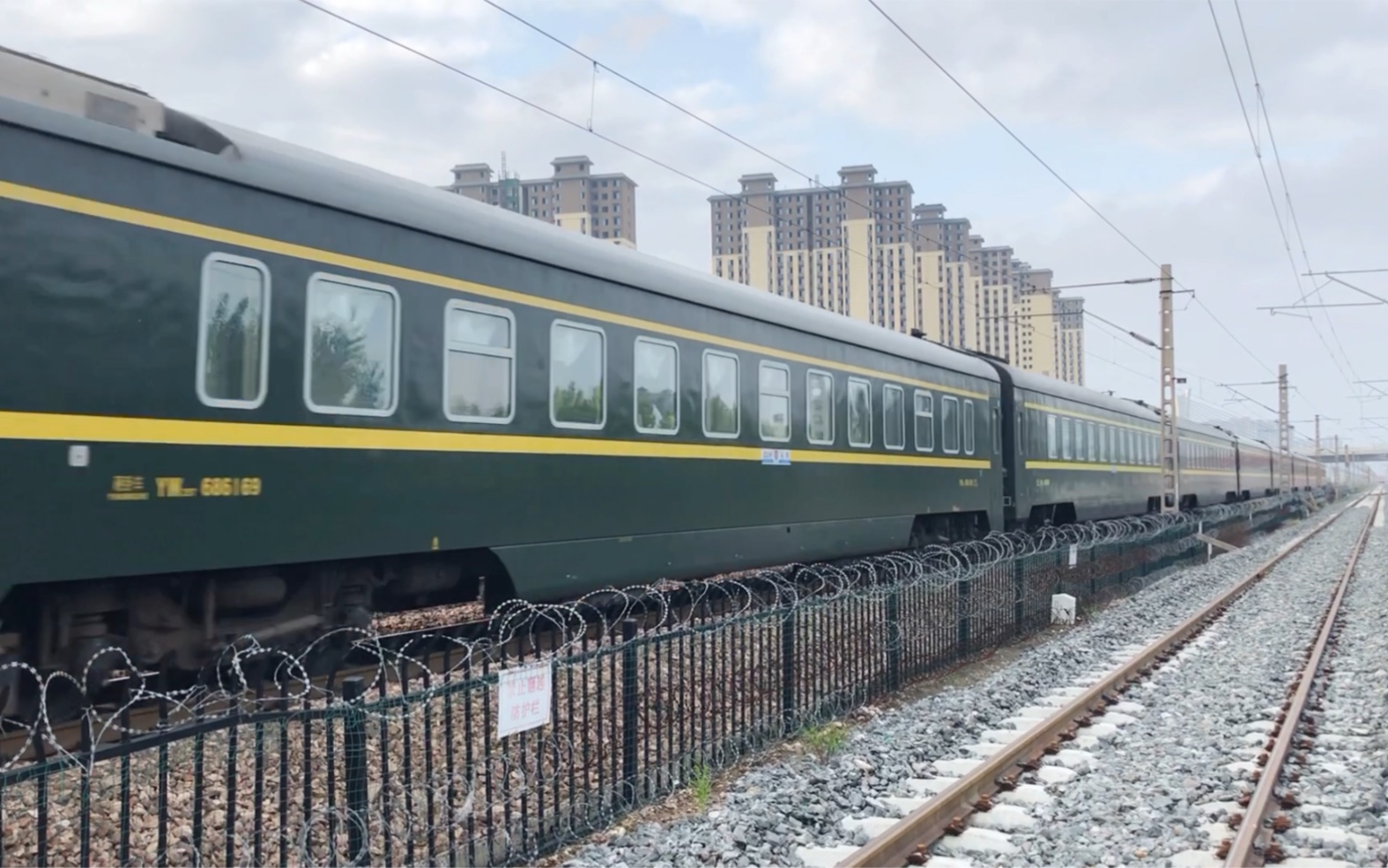 Z162次列车晚点通过邢台