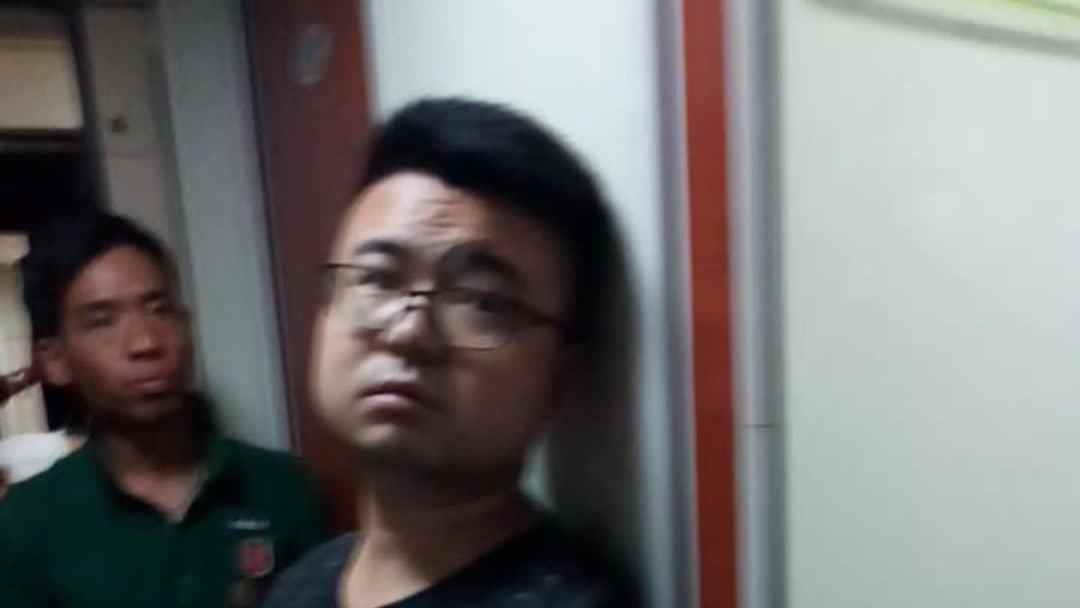 8月18日深夜,Z198火车上有两名暴徒无故殴打乘客,暴徒目