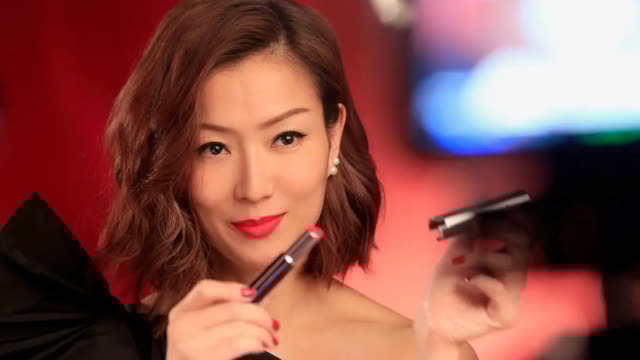 郑秀文晒刮痧照片!穿镂空上衣露出手臂纹身,脖子肩膀红一片