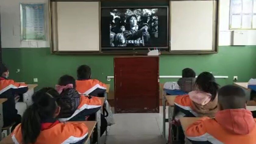 三里洞小学五年级一班《弘扬抗美援朝精神争做时代新人》主题班会