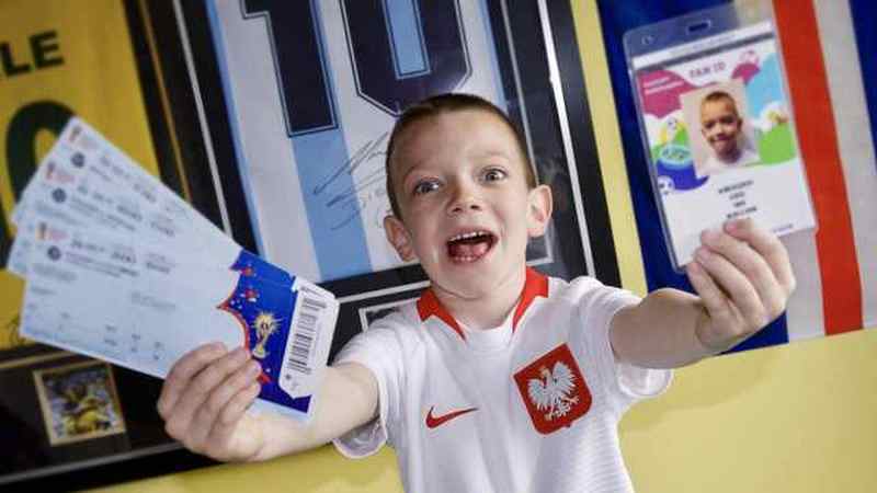 暖心!主队输球,但6岁小球迷赢得世界杯总决赛门票
