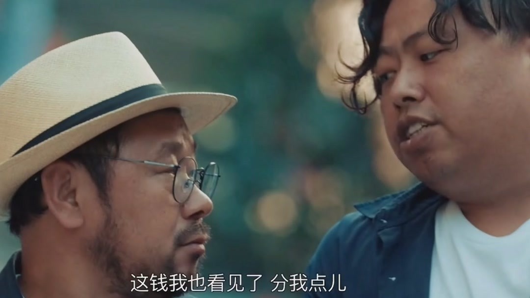 滚动的钢蛋,老大爷在街上掉了一沓钱,男子看到赶紧捡起来