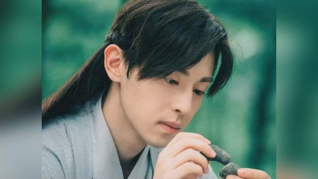 邓伦最近是自带热搜体吗?不管去哪或者干什么都会上热搜,简直就