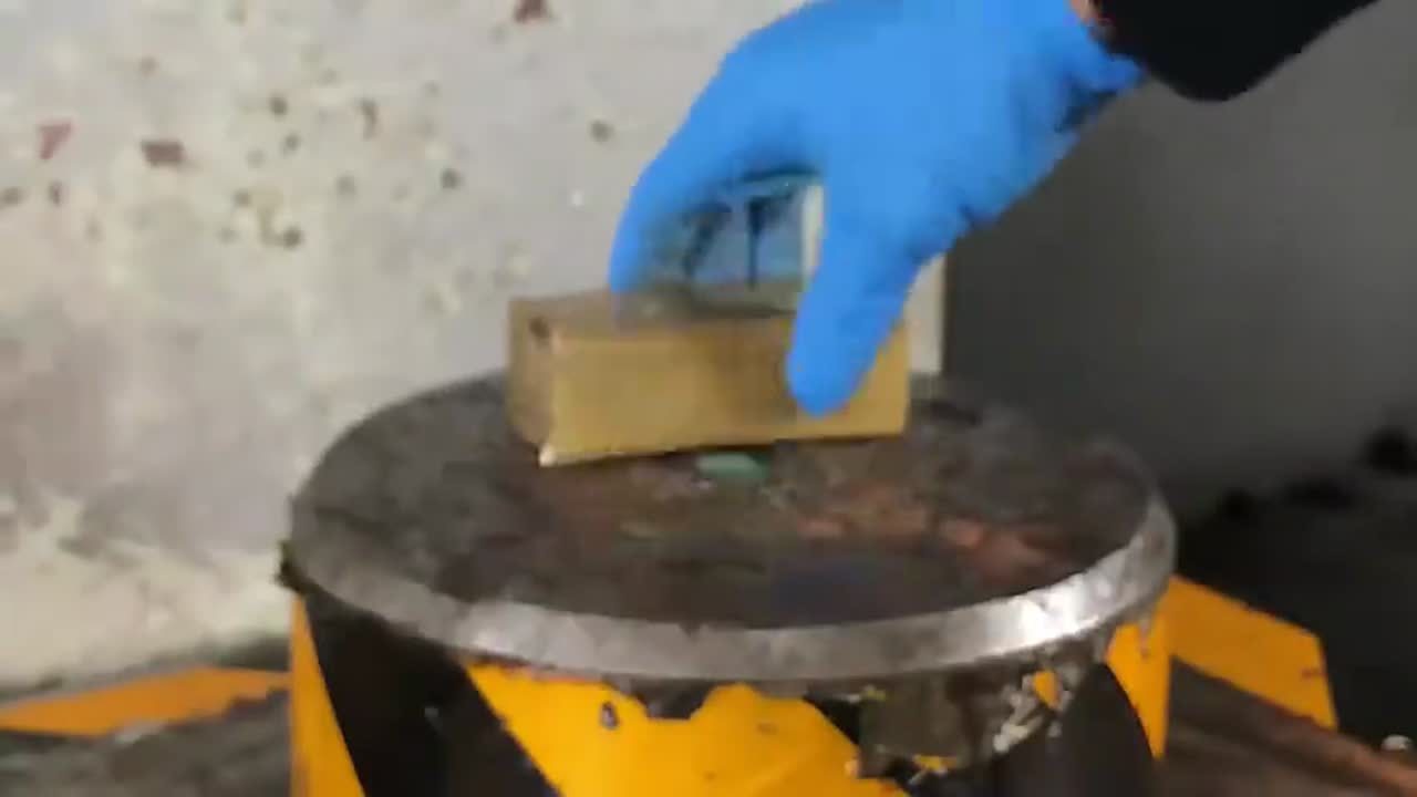 钢珠硬度测试!200吨位的液压机能挤爆钢球吗?