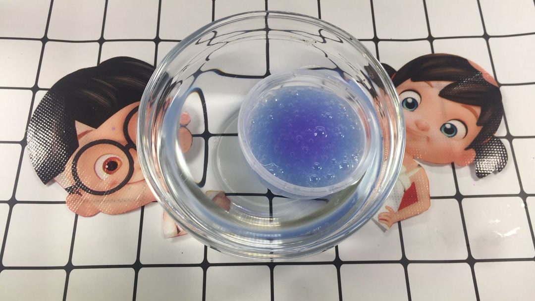 试玩网红变色史莱姆,只要放进水里就渐渐变色,太神奇了