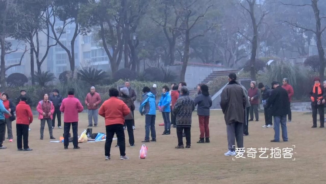 【拍客】上海大妈不惧雾霾大跳广场舞