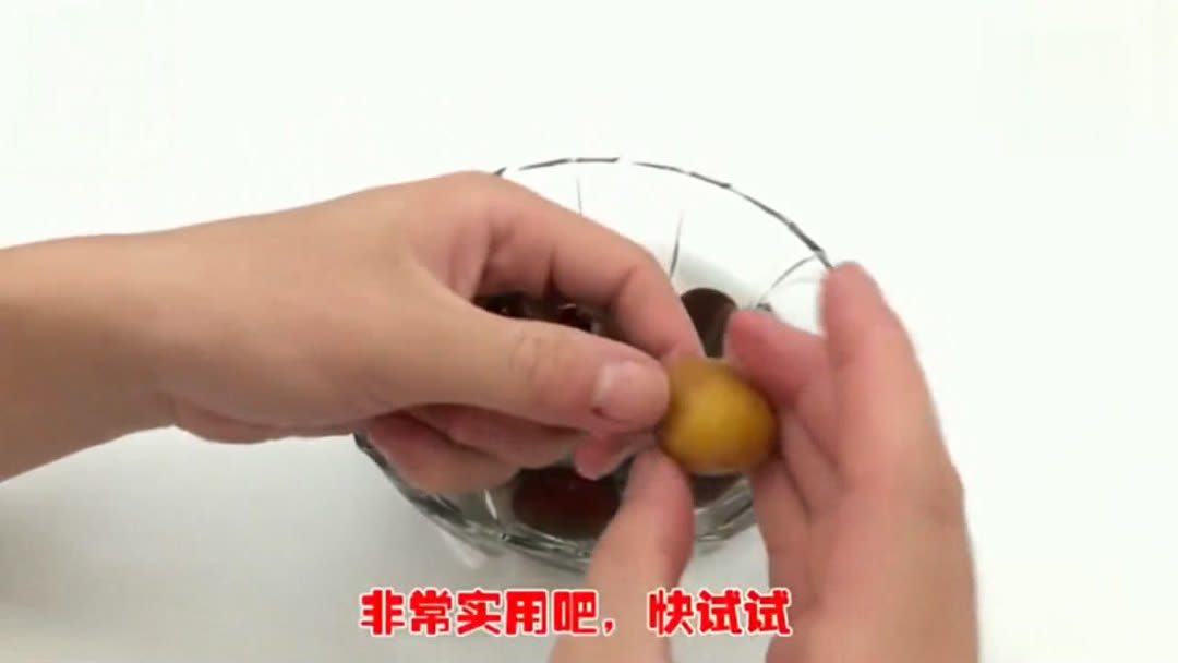 教你一招 难剥的板栗壳 生板栗去皮剥壳太难了? 姑娘轻松搞定