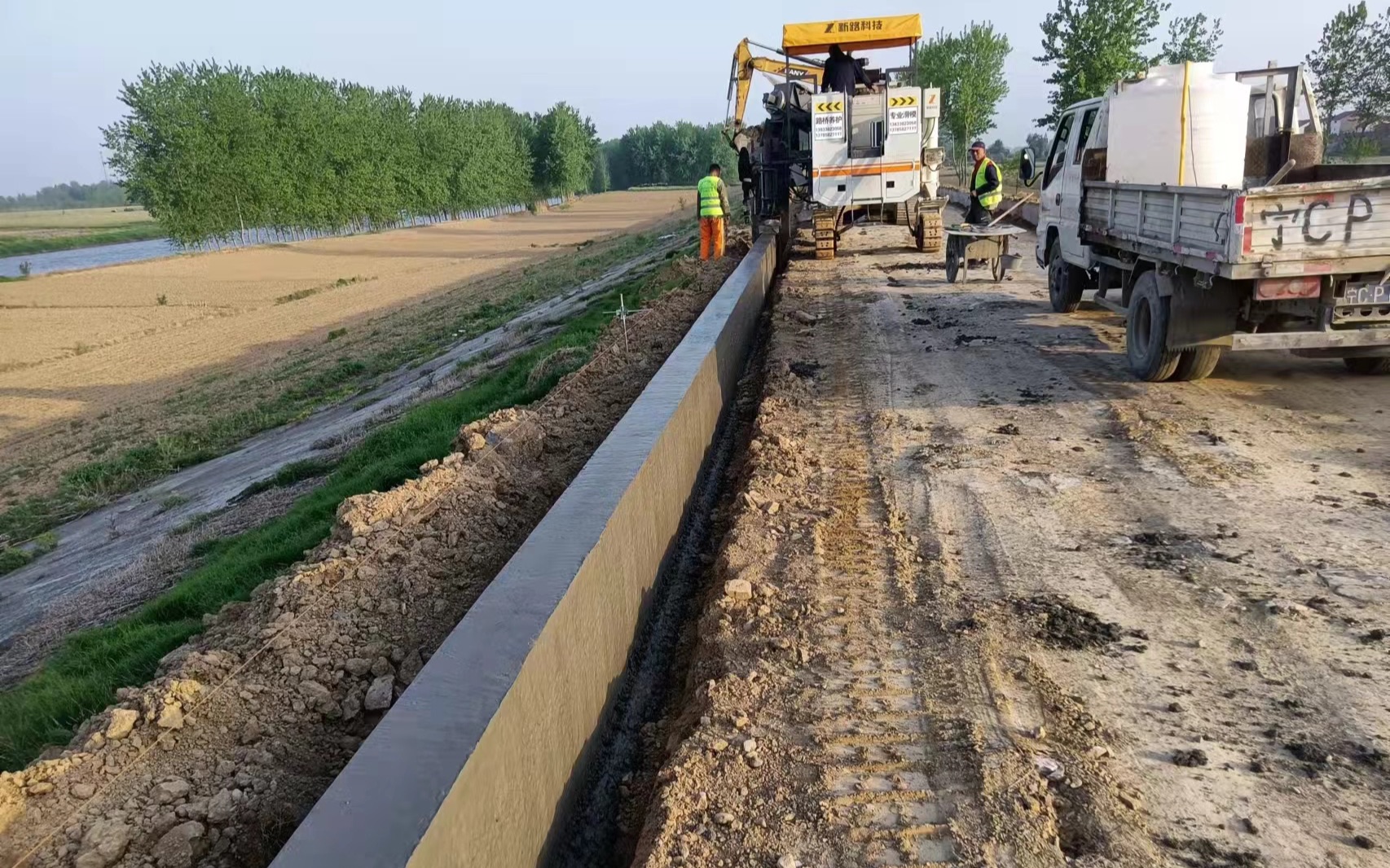 路缘石滑模机@滑模机施工