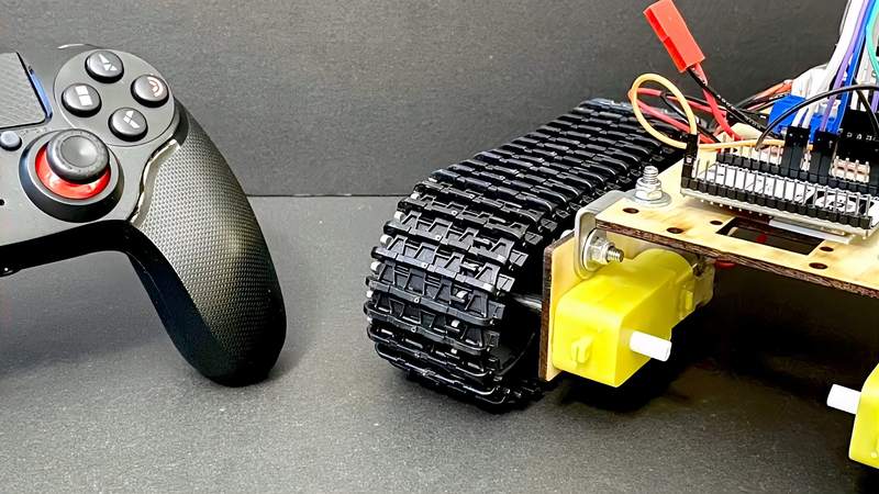 外国友人,用小钉锤底盘做了一个ps4 esp32 l298n的坦克