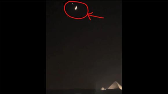 推测:近日吉萨金字塔上空不明飞行物