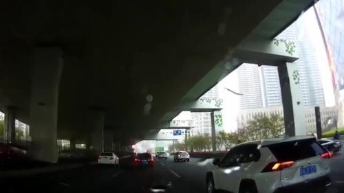 行车记录仪:我怀疑车上的后视镜跟喇叭都是摆设!