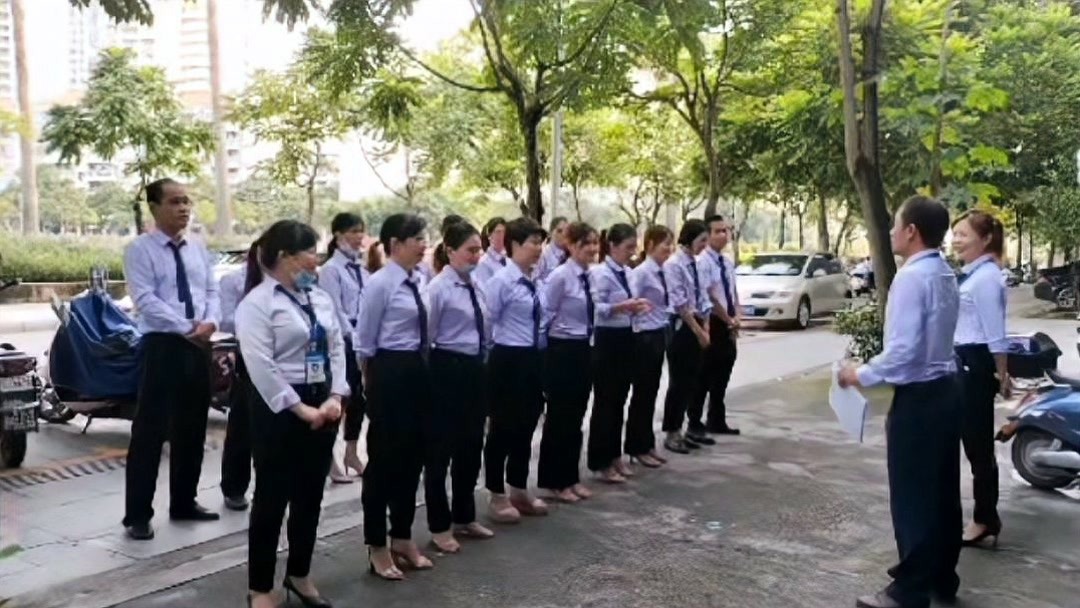 销售团队的早必修课,开早会,叫口号,玩游戏