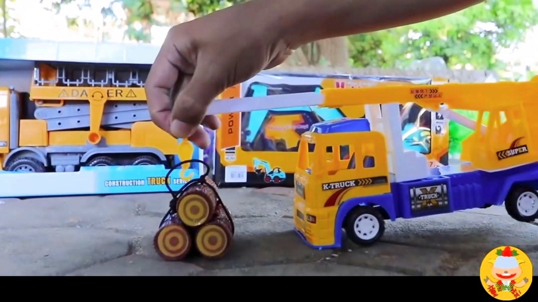 电动双节车厢工程车排队拉沙,挖掘机吊机铲车玩具表演