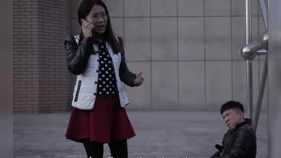 公交车站小伙晕倒,美女一招使其清醒,招招命中要害,看着都疼!