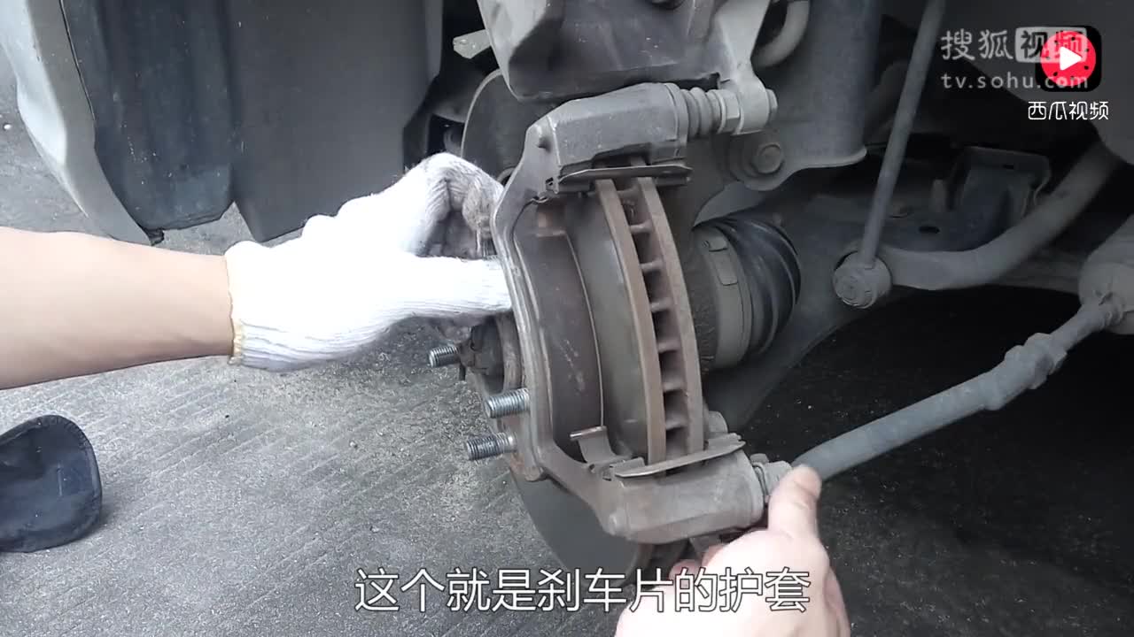 不想去维修店自己更换汽车刹车片,看小雄是如何搞定的