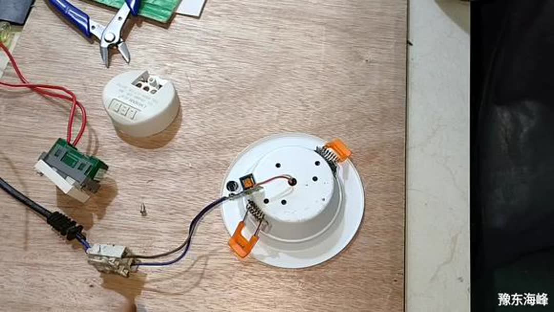 维修LED 灯,什么原因导致LED 灯不停的闪烁?一起一探究竟