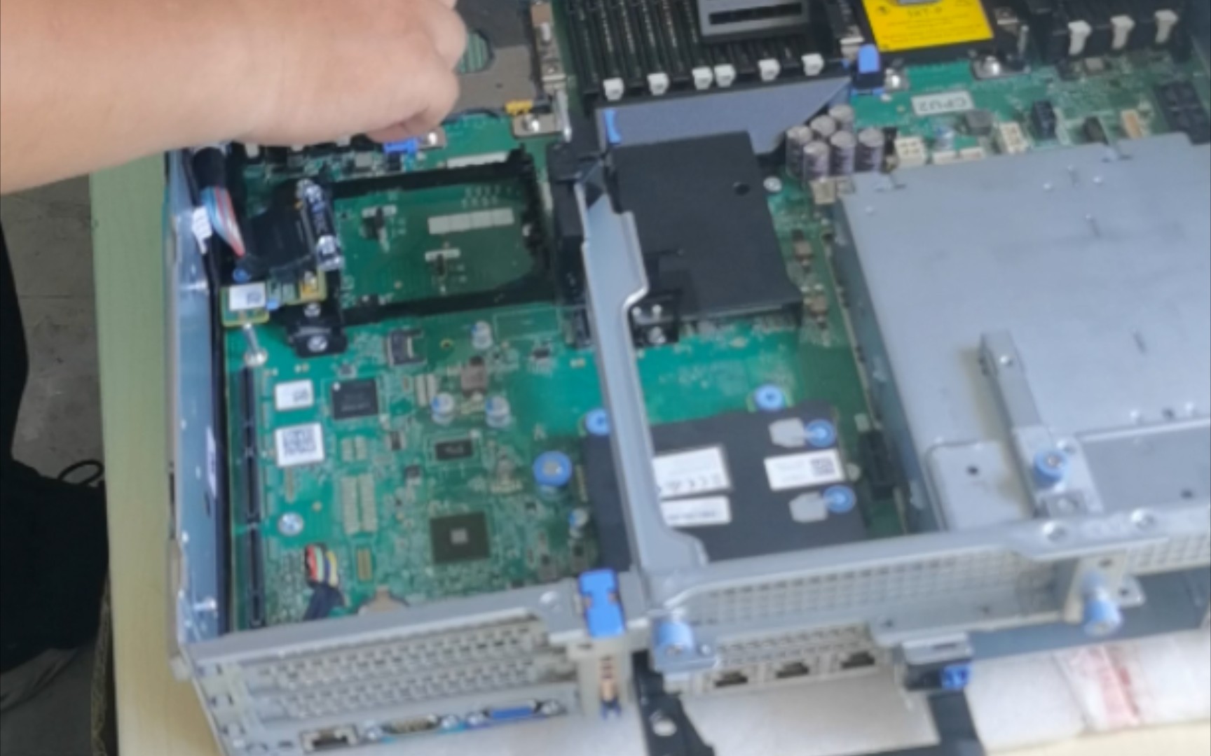 【2U机架式服务器】根据客户要求在装机中