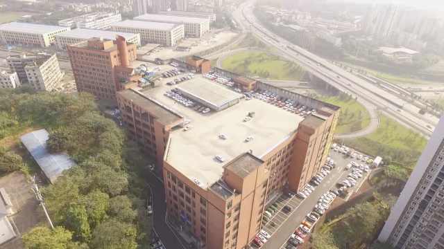 重庆驾校在7楼楼顶练车引争议,相关部门:没备案,已约谈负责人