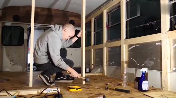 一台小型客车,老外买回家改造成房车,网友:这才叫生活啊