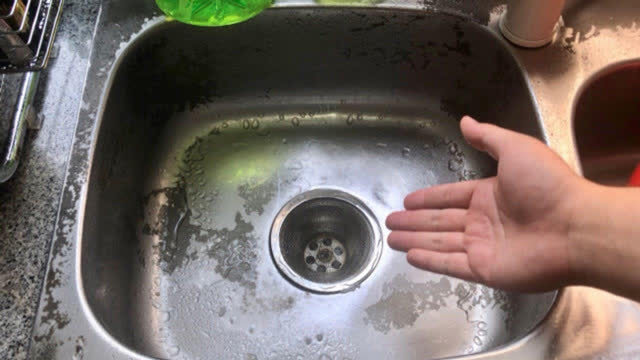 厨房下水道容易堵,教你一个好方法,立马疏通不怕堵