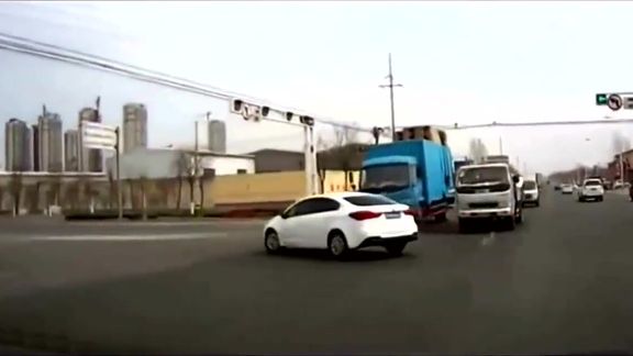 老司机左转弯过路口,也怕突然窜出来的摩托车,教练也没办法