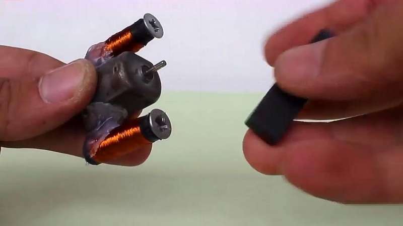 小伙用马达做了个迷你发电机,绕线圈的方法真是有才