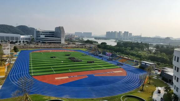 我们运动场地如期完成,完美交付使用,学校军训开始了